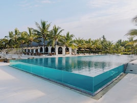 Piscina exterior, guarda-sóis, espreguiçadeiras