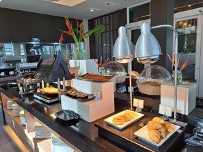 Café da manhã com buffet grátis todos os dias