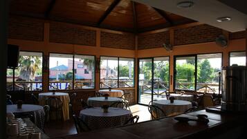 Pequenos-almoços, almoços, jantares servidos, com vista para o jardim