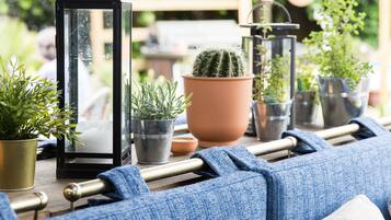 Pequenos-almoços e jantares servidos, com vista para o jardim