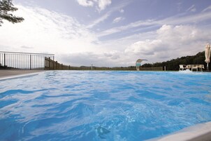 Piscina exterior sazonal, guarda-sóis, espreguiçadeiras 