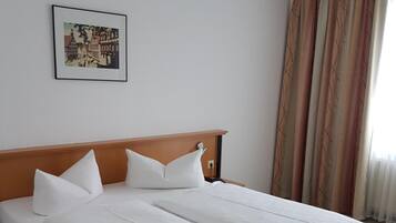 Quarto Duplo | Roupa hipoalergénica, secretária, cortinas/cortinados opacos