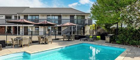 Piscina externa, guarda-sóis, espreguiçadeiras