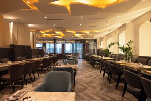 2 restaurantes: opção de café da manhã, almoço e jantar