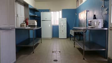 Bangalô (Desert Hut) | Espaço de cozinha compartilhada | Refrigerador em uma área comum, micro-ondas em uma área comum