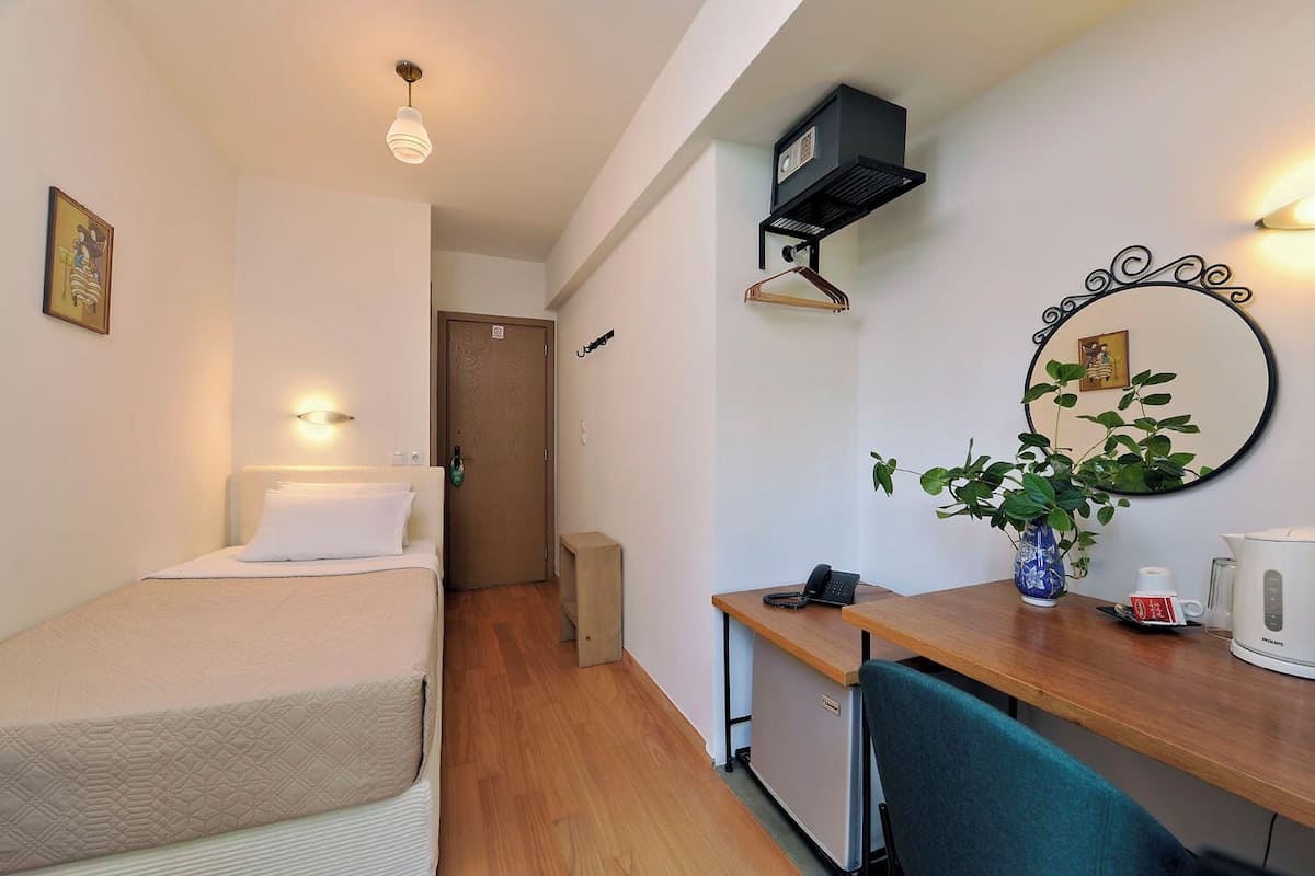 Quarto Individual Económico | Edredões de penas, camas de colchão pillowtop, cofre no quarto