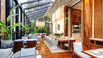 Serviço de café da manhã, almoço, jantar; vistas para a piscina