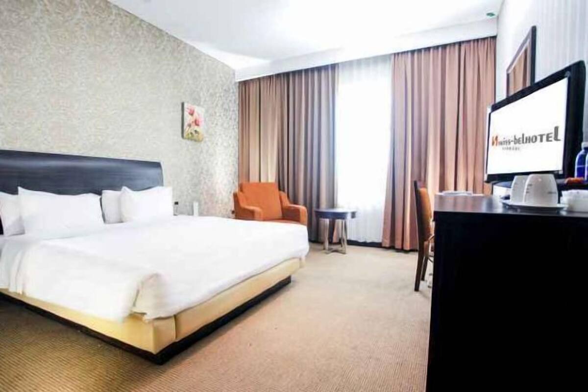 Minibar, cofre no quarto, secretária