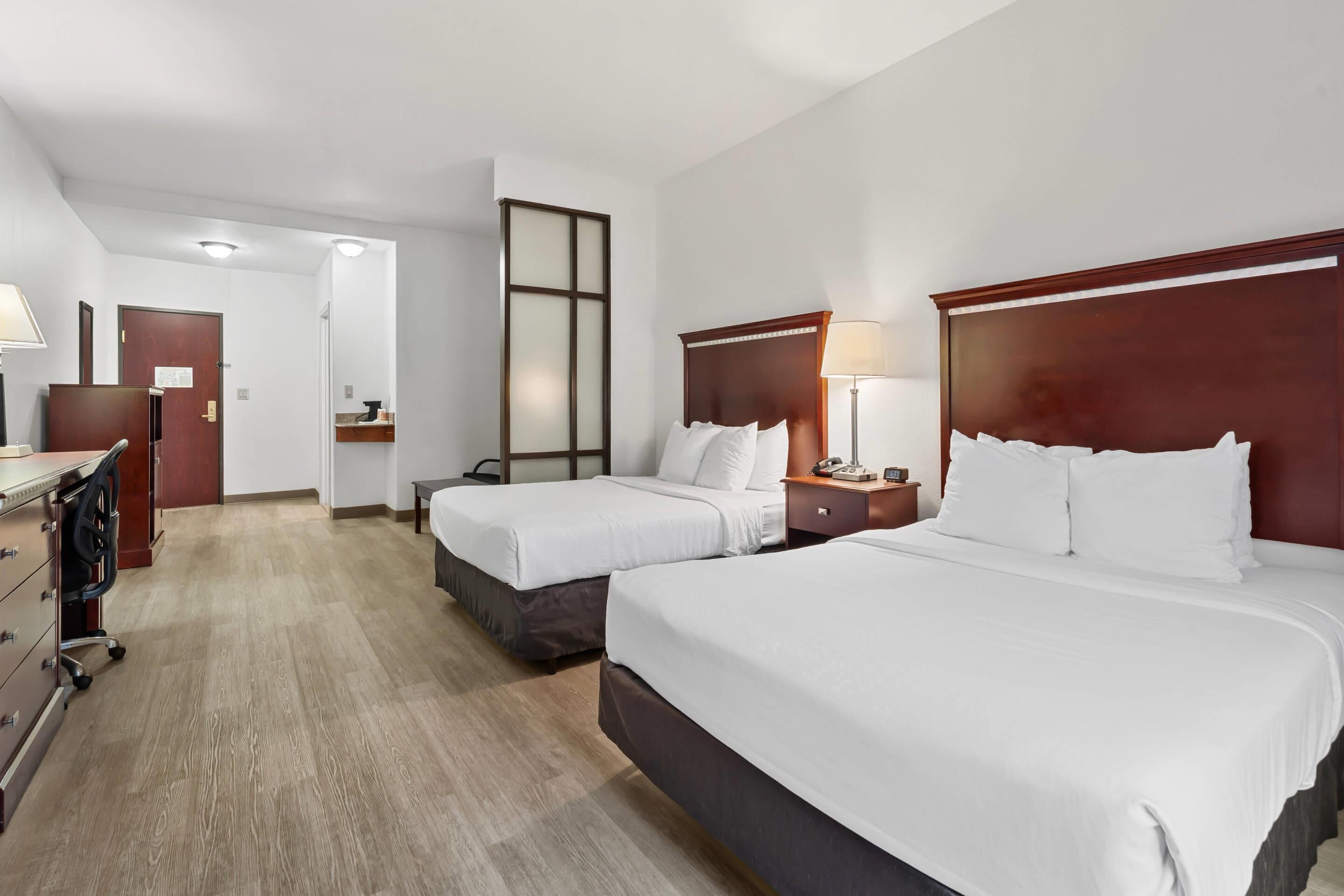 Suite, não fumadores (2 Queen Beds, 1 Double Sofa Bed) | Camas de colchão pillowtop, cofre no quarto, secretária 