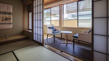 Quarto, para não fumantes (Japanese Style Room,Top Floor) | Cofres nos quartos, escrivaninha, Wi-Fi de cortesia
