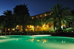 Piscina exterior sazonal, guarda-sóis, espreguiçadeiras