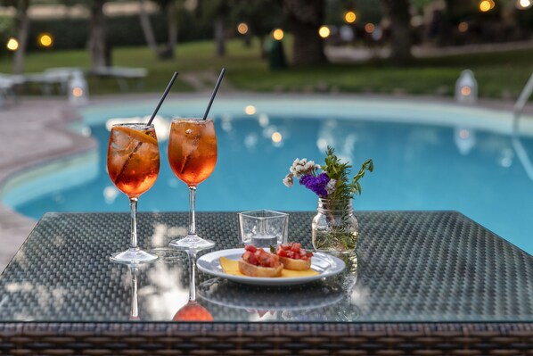 Pequenos-almoços, almoços, jantares servidos, com vista para a piscina