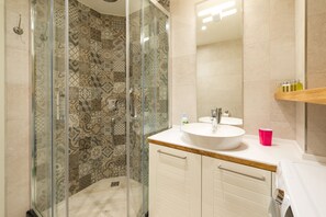 Apartamento Comfort, 1 cama king-size, acessível, cozinha | Casa de banho | Um polibã, artigos de higiene pessoal grátis, um secador de cabelo 