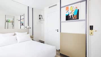Escrivaninha, quartos à prova de som, Wi-Fi de cortesia, roupa de cama
