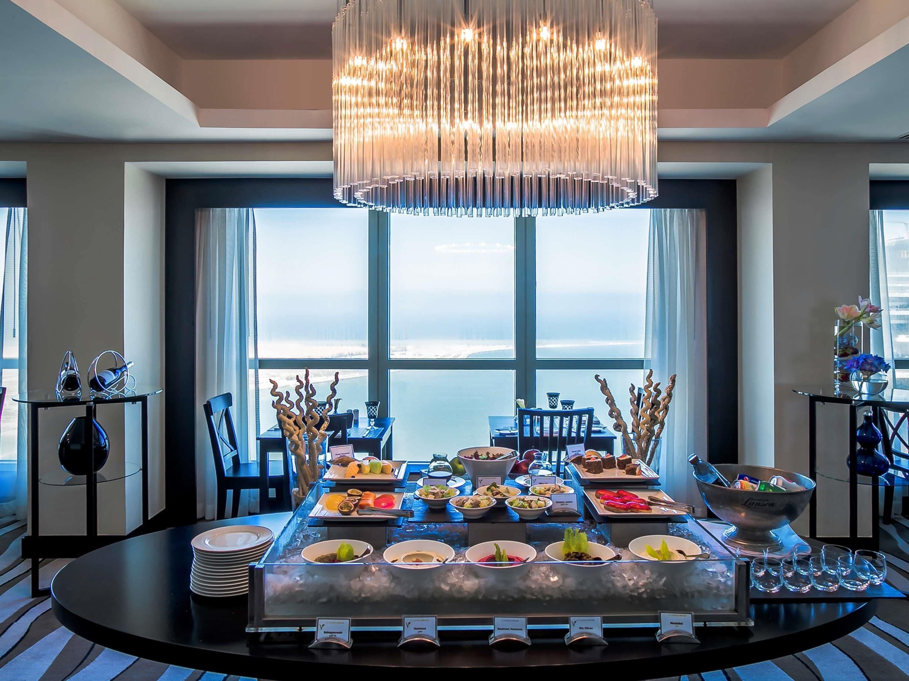 3 restaurantes, pequenos-almoços servidos, cozinha internacional 