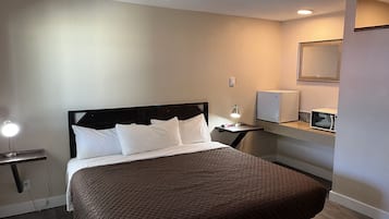 Quarto solteiro básico, 1 cama King | Individualmente mobiliados, escrivaninha, Wi-Fi de cortesia