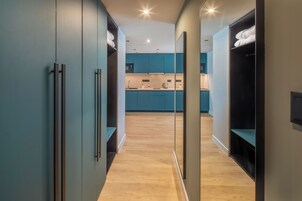 Deluxe Apartment with 2 bedrooms | Roupa de alta qualidade, cofre com capacidade para portátil, secretária 