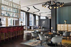 Serve almoço e jantar 