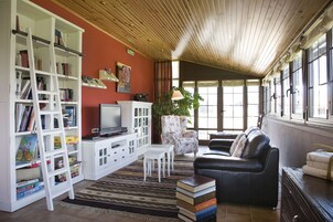 Quarto Individual Económico, 1 cama individual | Sala de estar | Televisor de 22 polegadas com canais digitais 