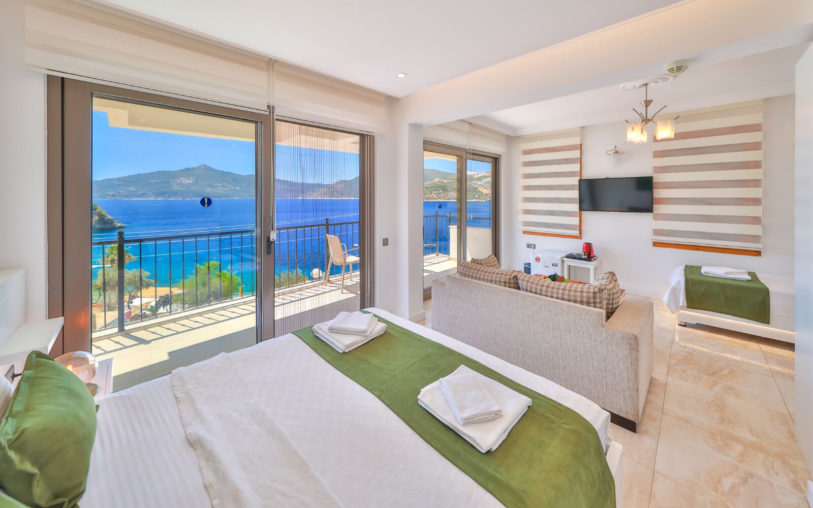Deniz Manzarali Deluxe Suit | Roupas de cama premium, Wi-Fi de cortesia