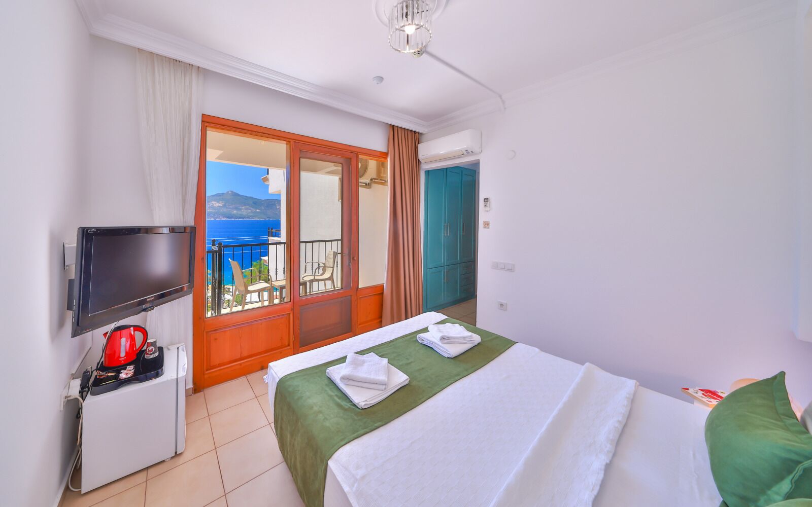 Deniz Manzarali Iki Kisilik Oda | Roupas de cama premium, Wi-Fi de cortesia