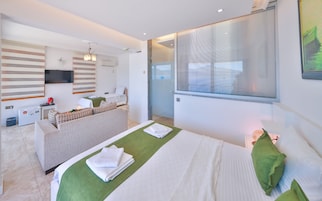 Deniz Manzarali Deluxe Suit | Roupas de cama premium, Wi-Fi de cortesia