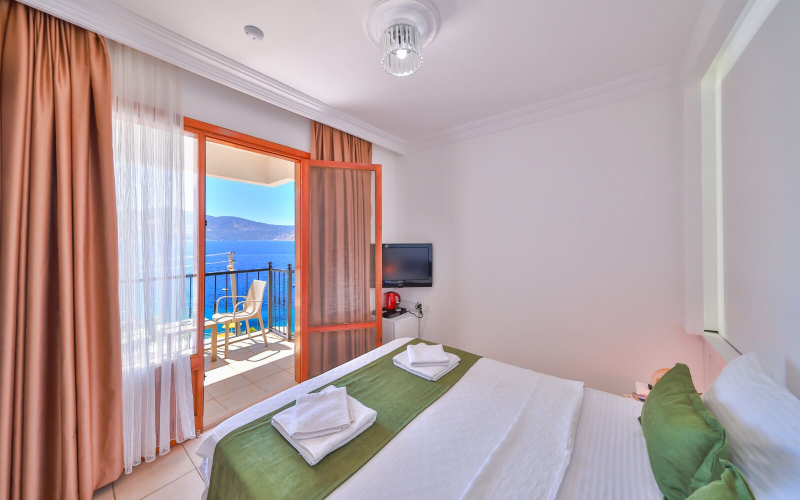  Deniz Manzarali Cift Kisilik Oda | Roupas de cama premium, Wi-Fi de cortesia
