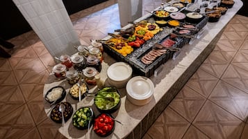 Pequeno-almoço takeaway diário mediante uma taxa