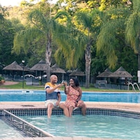 2 piscinas externas, funciona das 7h às 20h, espreguiçadeiras