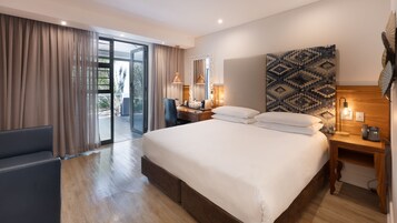 Deluxe Family Room | Frigobar, cofres nos quartos, escrivaninha