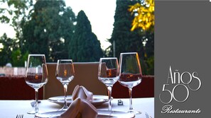 Café da manhã, almoço e jantar; culinária mediterrânea 