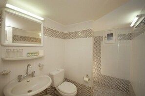 Quarto Triplo Económico | Casa de banho | Um polibã, um secador de cabelo, toalhas fornecidas, sabão 