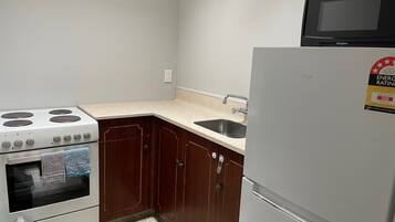 Quarto standard, cozinha (2 Bedroom Unit) | Cozinha privada | Geladeira grande, micro-ondas, cooktop, cafeteira/chaleira