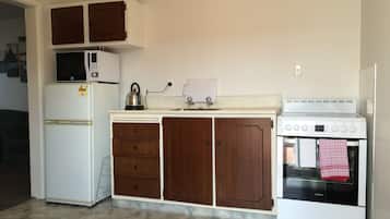 Quarto família, cozinha (1 Bedroom Family) | Cozinha privada | Geladeira grande, micro-ondas, cooktop, cafeteira/chaleira