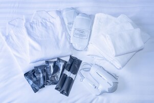 Uma combinação polibã/banheira, uma banheira de imersão total 