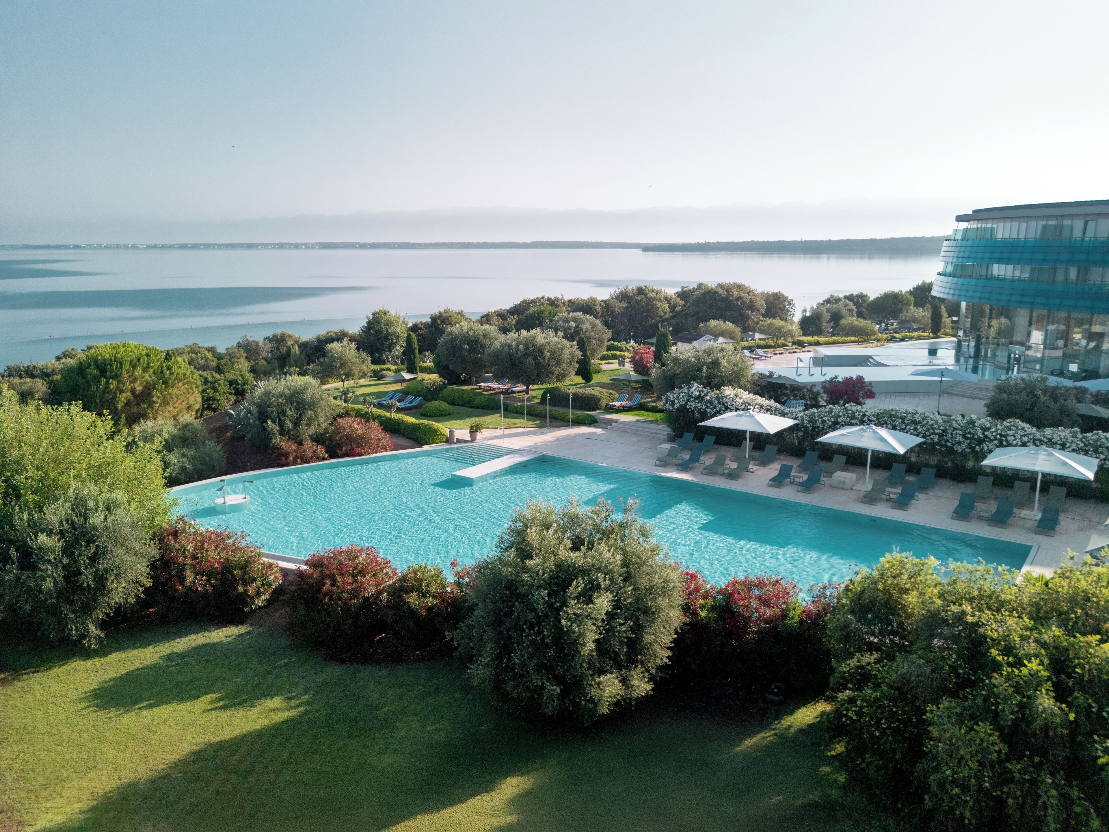 2 piscinas internas, 2 piscinas externas, guarda-sóis, espreguiçadeiras