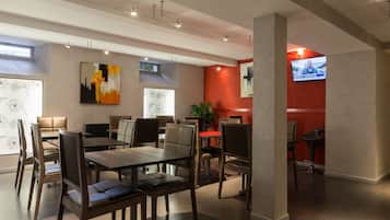 Pequeno-almoço tipo buffet diário (11 EUR por pessoa)