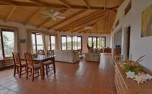 Apartamento Familiar, 2 quartos, cozinha, vista para a praia | Sala de estar | Livros 