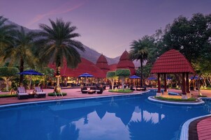 Piscina externa, funciona das 7h às 19h, guarda-sóis, espreguiçadeiras