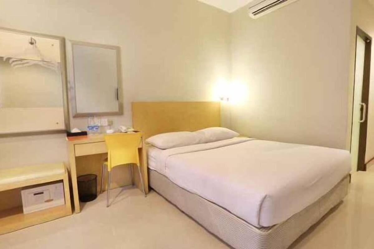 Minibar, cofre no quarto, secretária