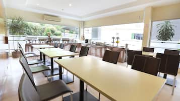 Pequeno-almoço tipo buffet diário (50000 IDR por pessoa)