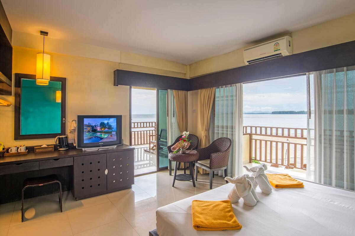 Beach Front Room - First Building | Roupas de cama premium, camas com colchões pillow-top, frigobar