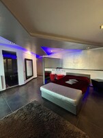 Um polibã, um secador de cabelo, toalhas fornecidas