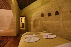 Quarto triplo luxo | Roupas de cama premium, escrivaninha, berços (sobretaxa)