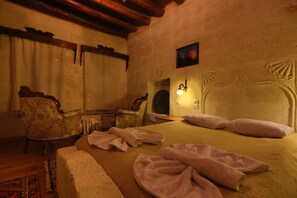 Quarto luxo | Roupas de cama premium, escrivaninha, berços (sobretaxa)