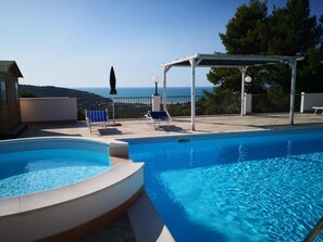 Piscina exterior sazonal, guarda-sóis, espreguiçadeiras 