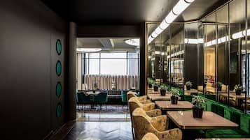 Café da manhã com buffet todos os dias (EUR 22 por pessoa)
