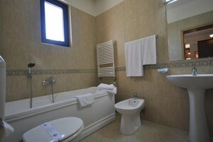 Quarto casal empresarial | Banheiro | Chuveiro, produtos de toalete grátis, secador de cabelo 