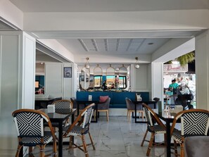 Pequenos-almoços, almoços, jantares servidos, com vista para o oceano 