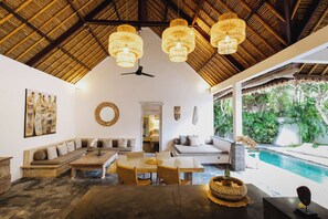 Vila luxo, 2 quartos, vista para a piscina | Frigobar, cofres nos quartos, individualmente decorados